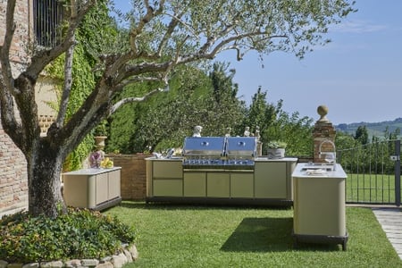 How to harmoniously integrate a luxury outdoor kitchen project with the ...