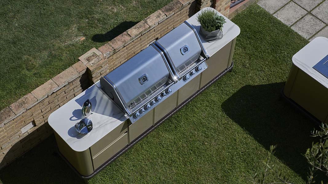Personalise an outdoor space with a curved outdoor kitchen