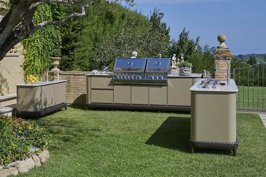 Personalise an outdoor space with a curved outdoor kitchen